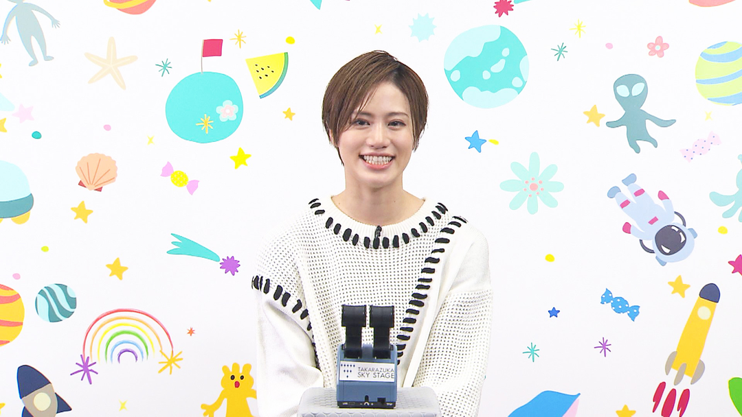 【宝塚歌劇】TAKARAZUKA NEWS Pick Up「タイムマシンにのって！？ 天飛華音」 | バラエティ・音楽の動画配信はTELASA(テラサ)-見逃し配信＆動画が見放題