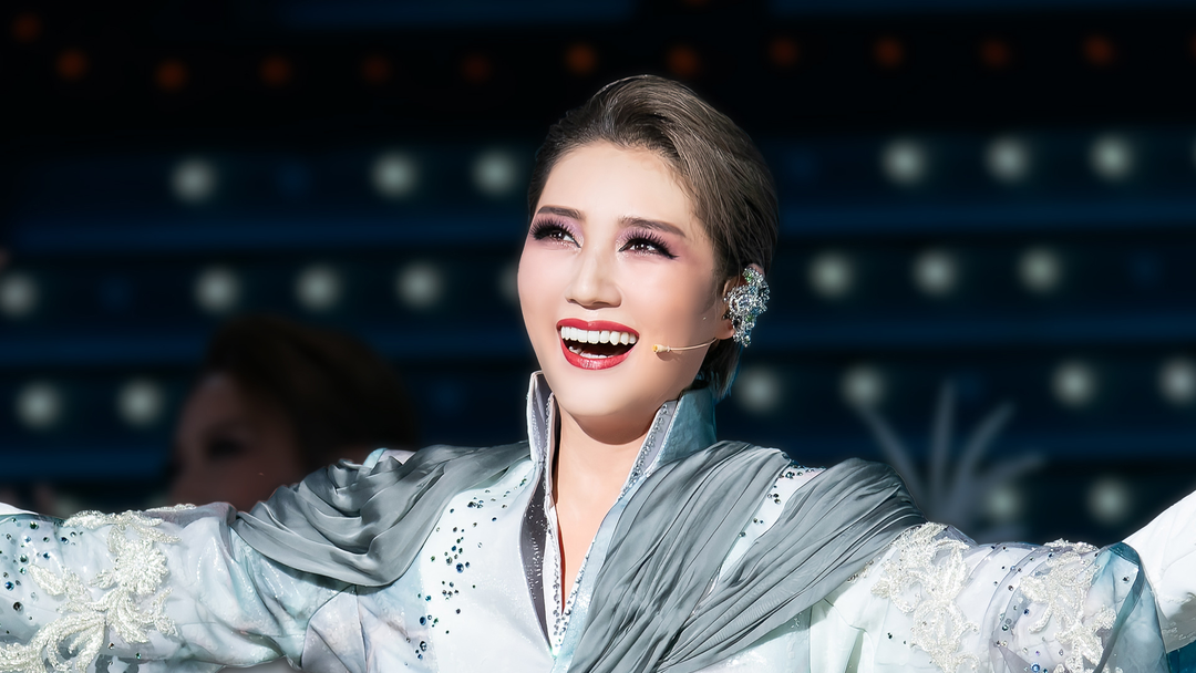 【宝塚歌劇】STAGE Pick Up from 『Le Grand Escalier -ル・グラン・エスカリエ-』 | バラエティ・音楽の動画配信はTELASA(テラサ)-見逃し配信＆動画が見放題